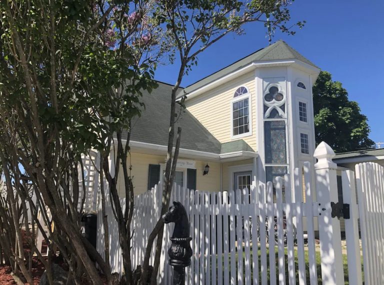 20 Best Airbnbs In Michigan (Cabins, VRBOs, & More) - Linda On The Run